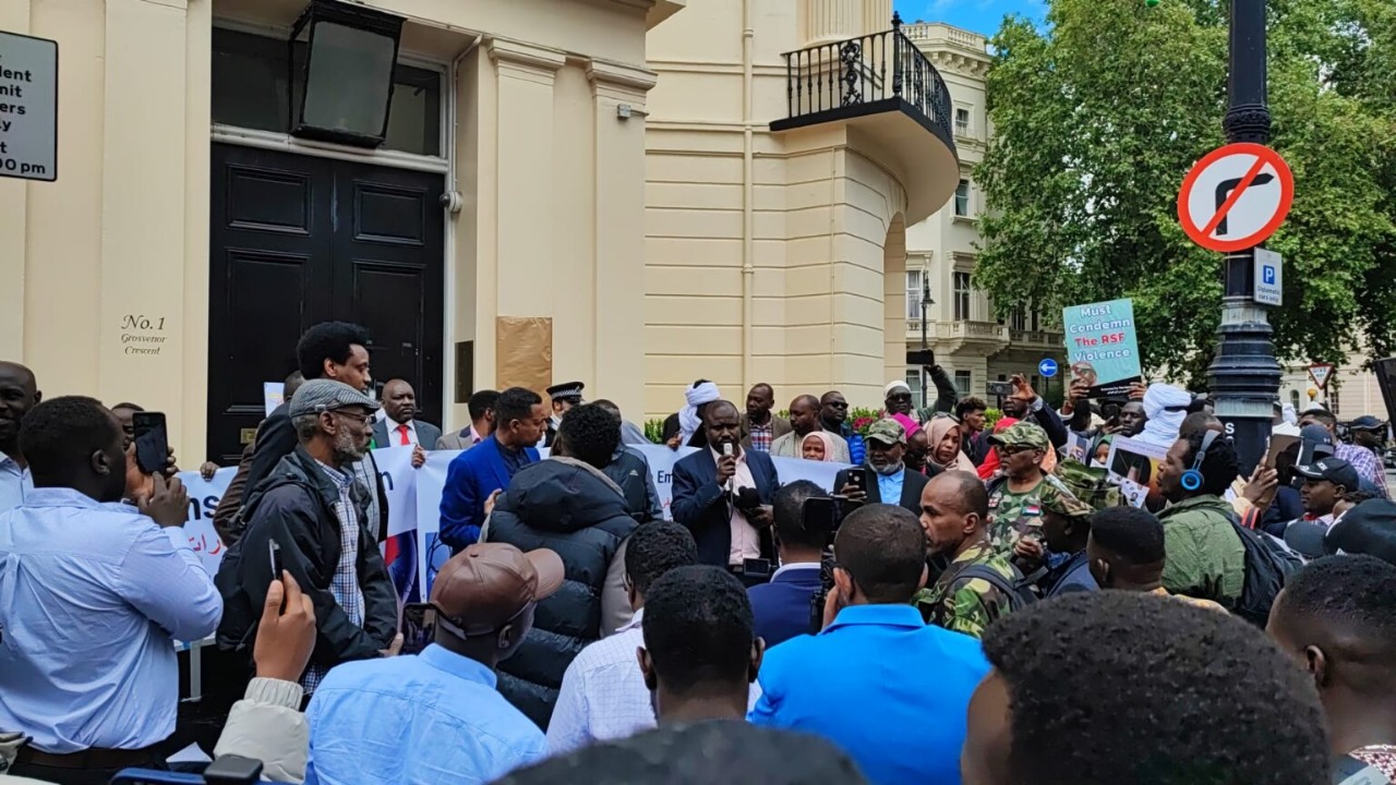 Sudanese Community in UK Demonstrating in front of the Emirati Embassy ...
